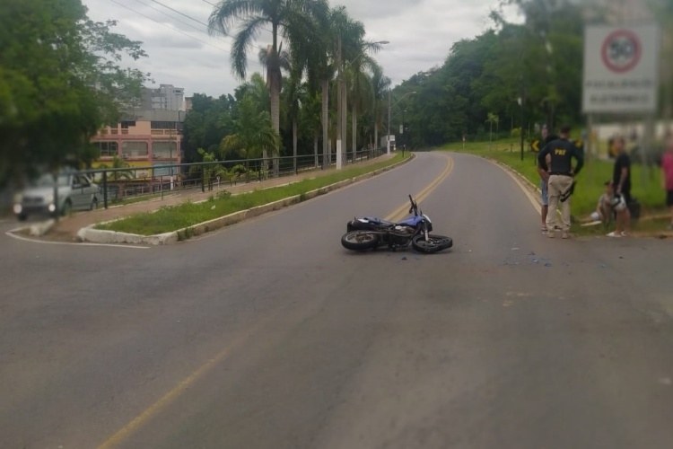 BR-356: colisão entre carro e motocicleta deixa motoboy ferido no trevo do Vitrines