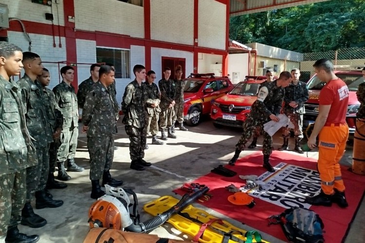 Bombeiros de Muriaé iniciam treinamento de brigadistas florestais com atiradores do Tiro de Guerra